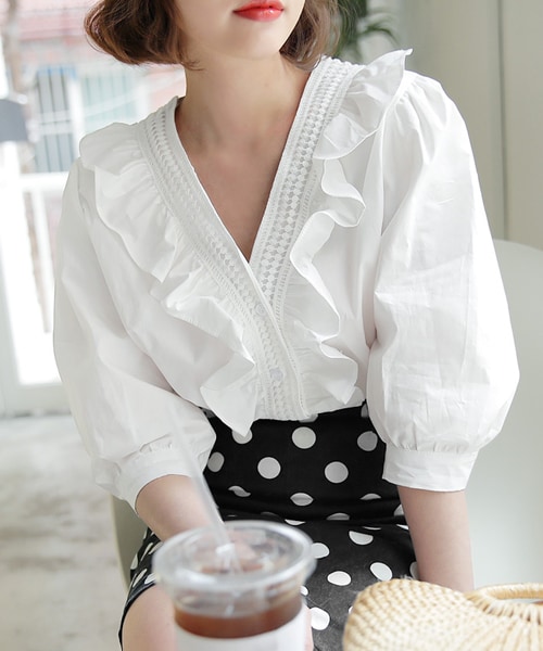 DHOLIC（ディーホリック）の「フリルVネックボタンブラウス（シャツ/ブラウス）」 - WEAR