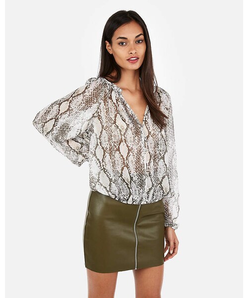 EXPRESS（エクスプレス）の「Express Snake Print Button Front Banded Sheer Blouse ...