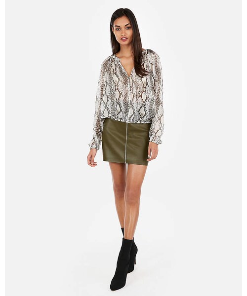 EXPRESS（エクスプレス）の「Express Snake Print Button Front Banded Sheer Blouse ...