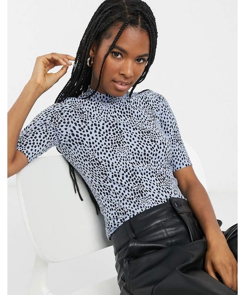 MONKI（モンキ）の「Monki organic cotton dot print short sleeve top in blue ...
