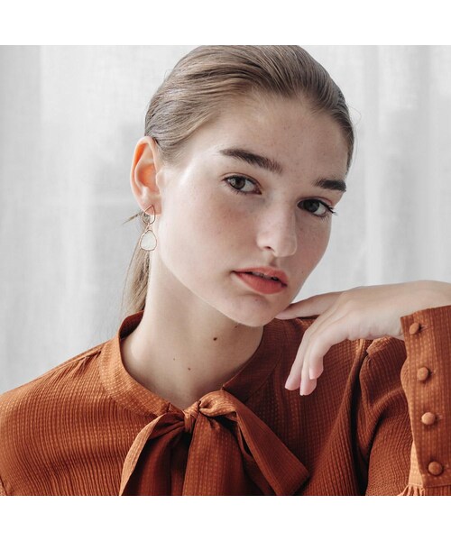 By Invite Only（バイインバイトオンリー）の「Rose Gold Macey Moonstone Studs（アクセサリー ...