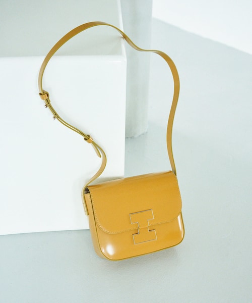 IACUCCI（イアクッチ）の「【先行予約】アバ SD SPECCHIO（ショルダーバッグ）」 - WEAR